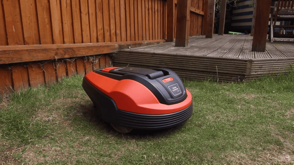Test de la tondeuse robot Flymo 1200r - guide-robots.fr